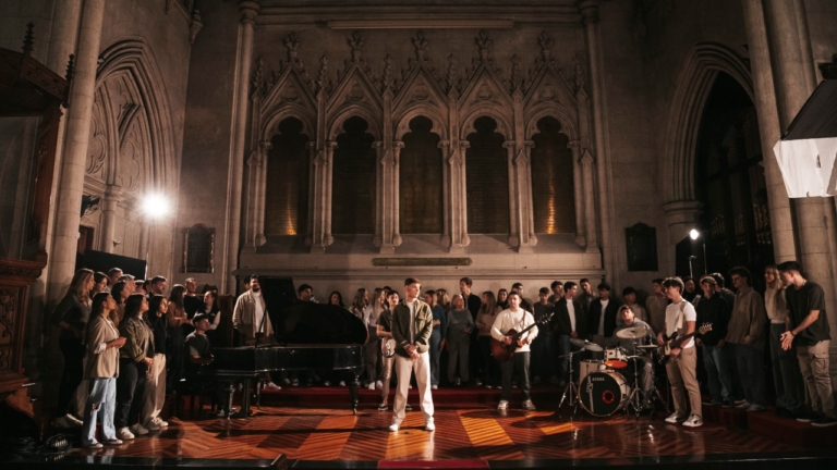 Matthew Hotton estrena la conmovedora canción Cada Día – ICCRadio